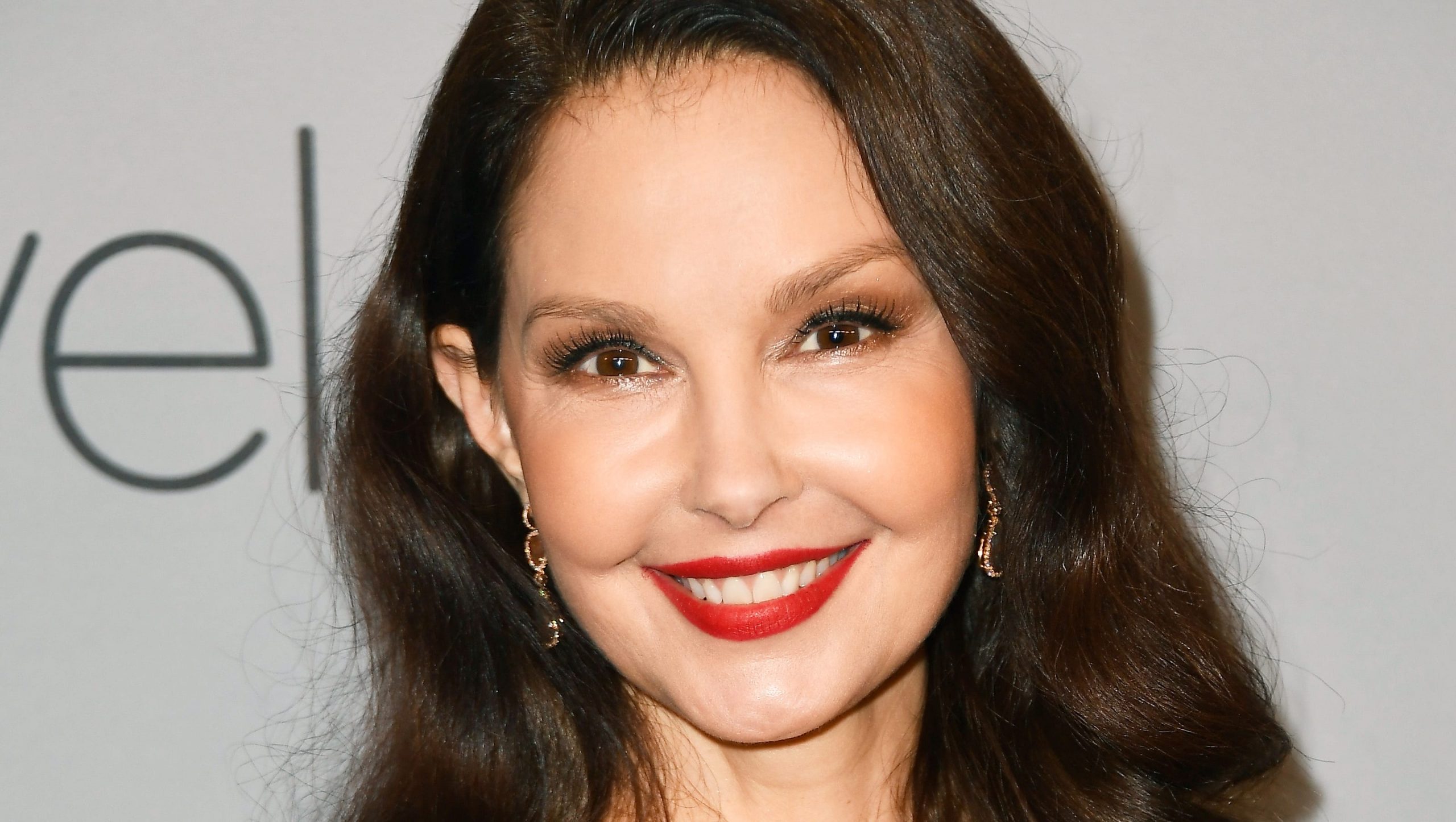 Ashley Judd torna a camminare di nuovo a quasi sei mesi dall’incidente ...