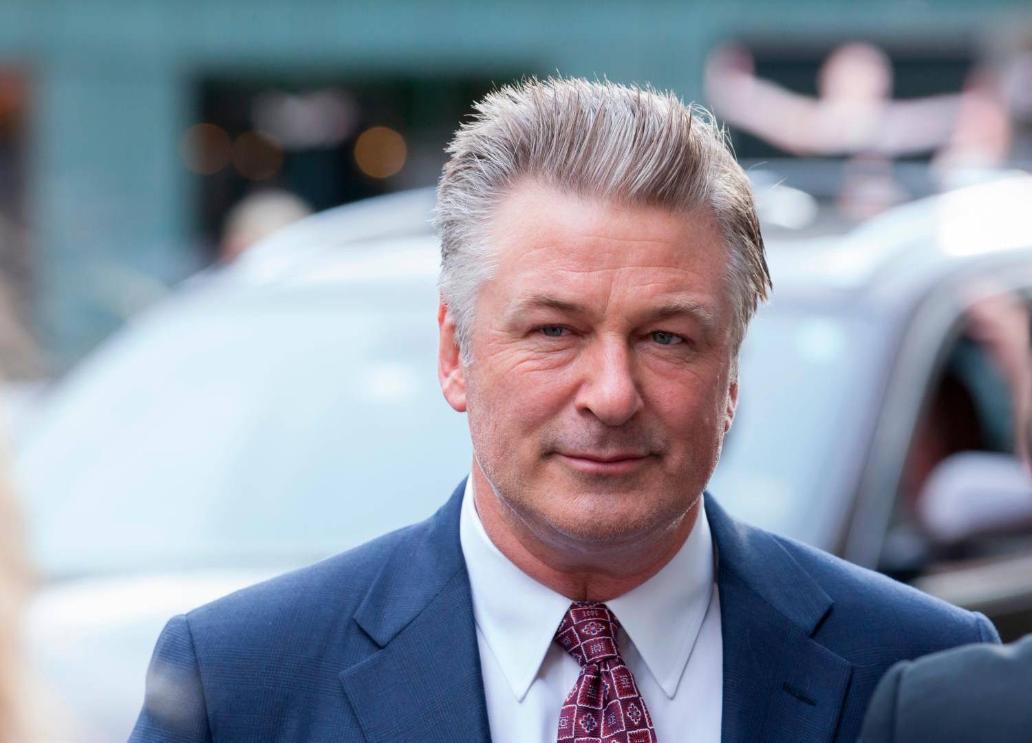 Alec Baldwin, cade un'aggravante: riduzione da 5 anni a 18 mesi - Noi ...