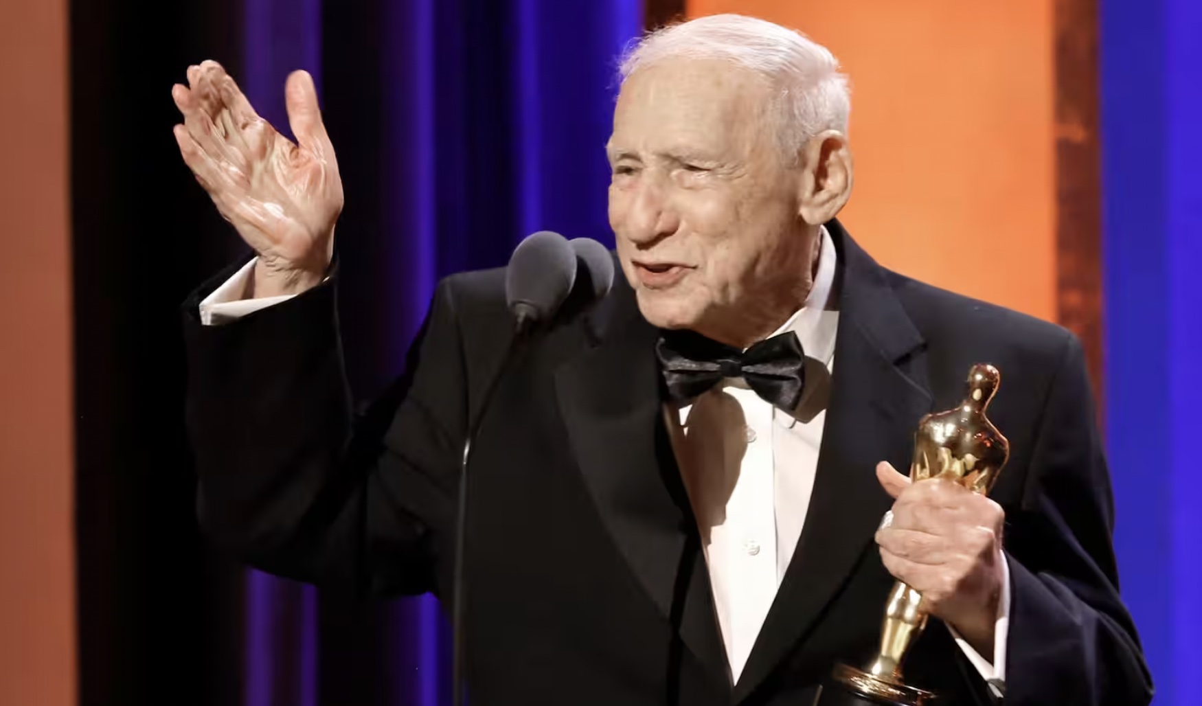 Mel Brooks riceve l'Oscar alla carriera: "Questa volta non lo vendo ...