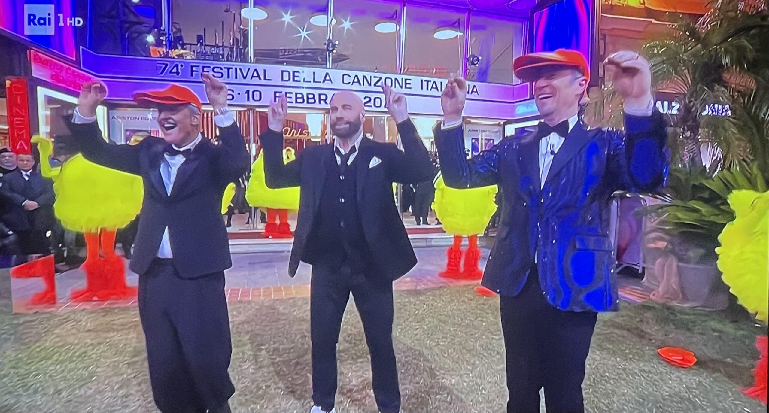 Sanremo 2024, John Travolta fa il ballo del qua qua con Amadeus e ...